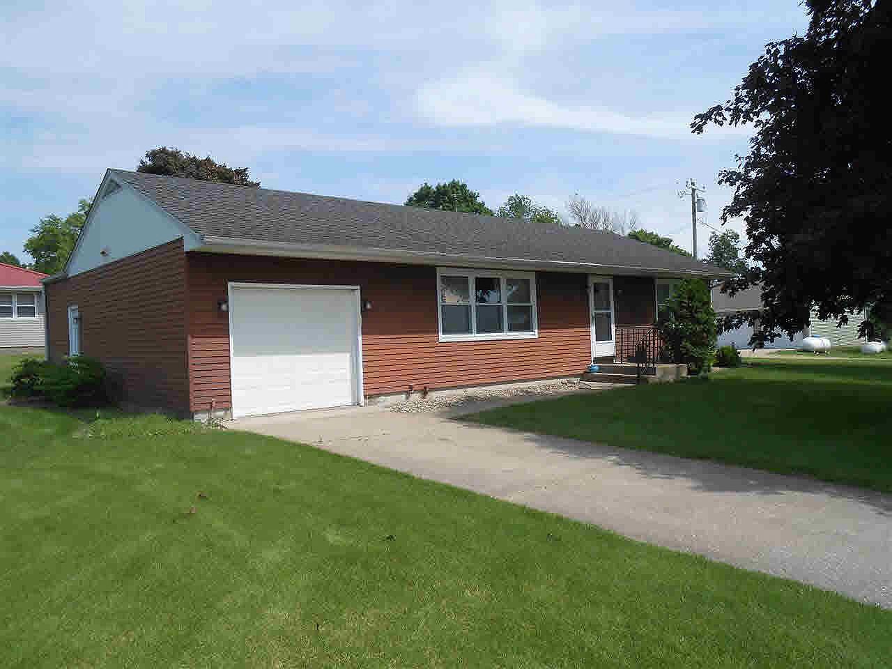 425 Washington St, Bennett, IA 52721 | Zillow