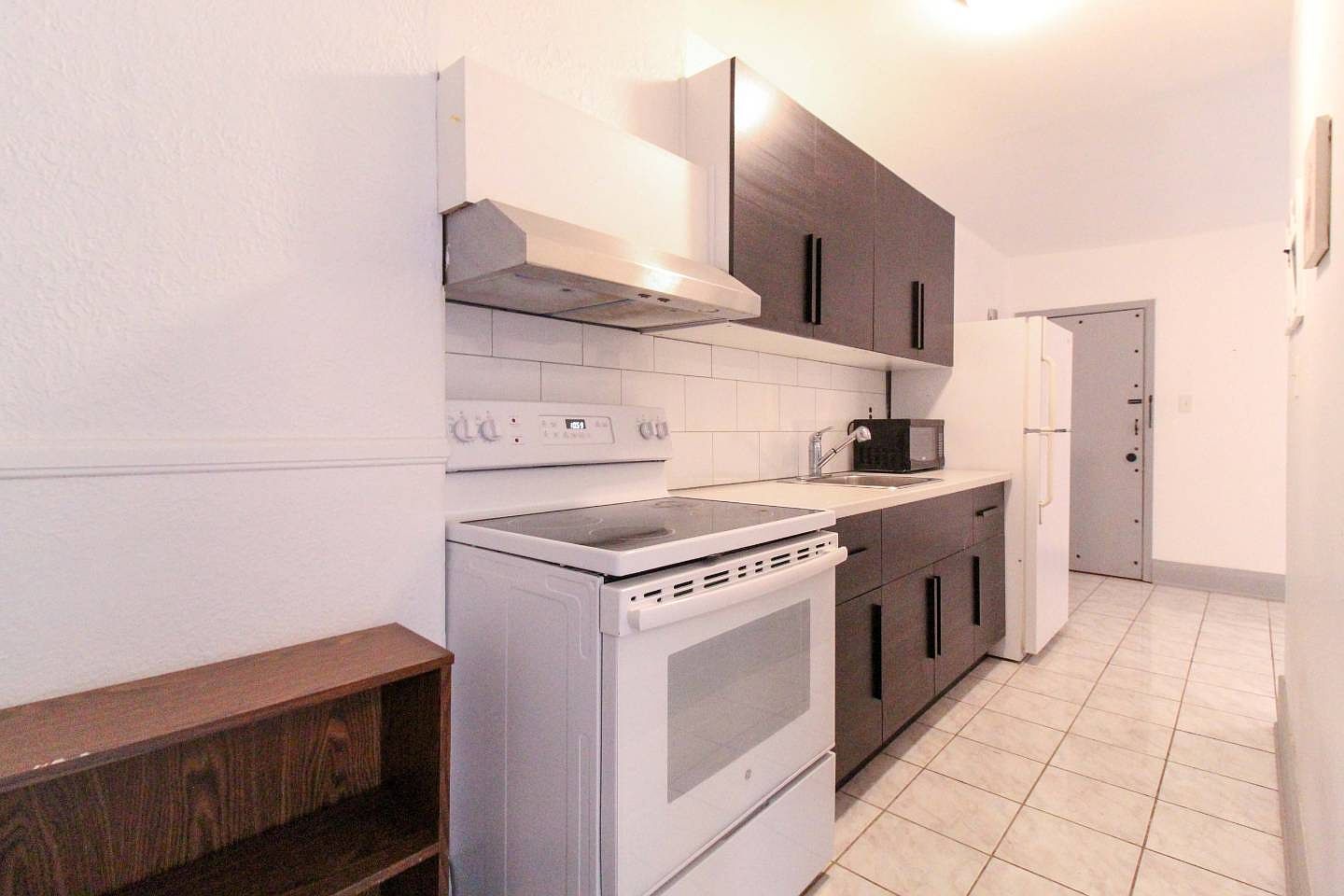 579 College St, Toronto, ON M6G 1B2 | Zillow