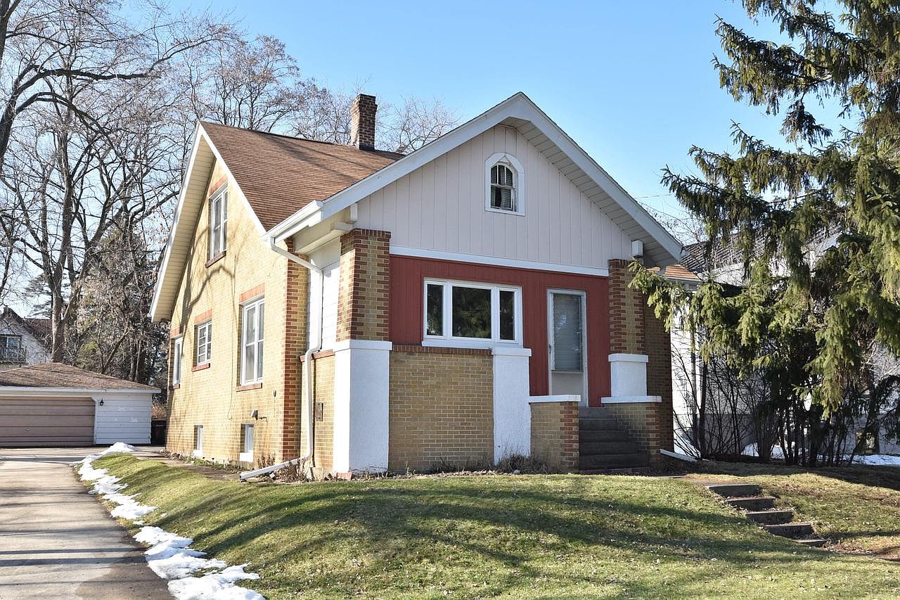 8639 North Deerwood DRIVE, Brown Deer, WI 53209 | Zillow