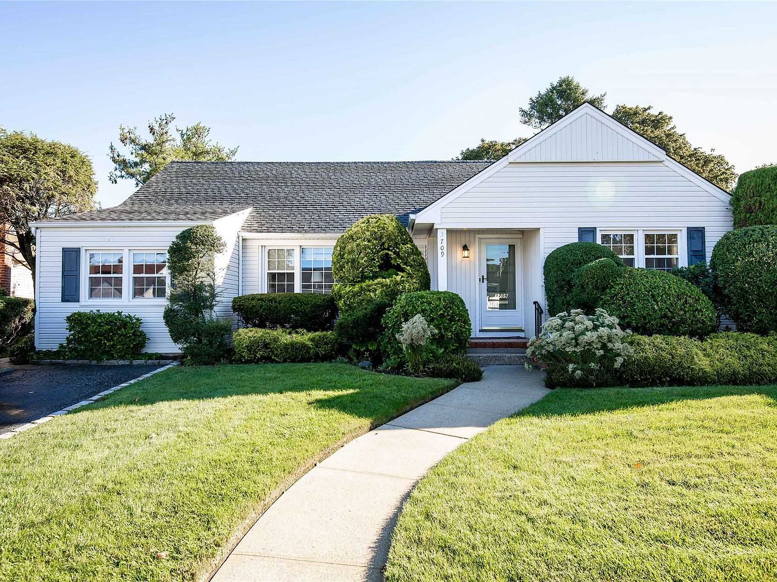 3709 Crest Rd, Wantagh, NY 11793 | Zillow