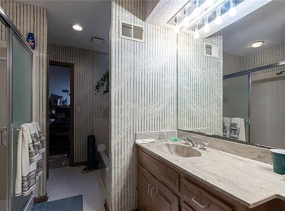 208 NE Landings Cir, Lees Summit, MO 64064 | MLS #2404813 | Zillow