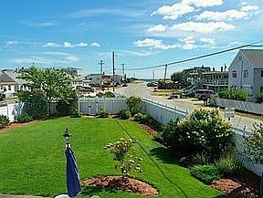 37 Hooksett St, Seabrook, NH 03874 | Zillow