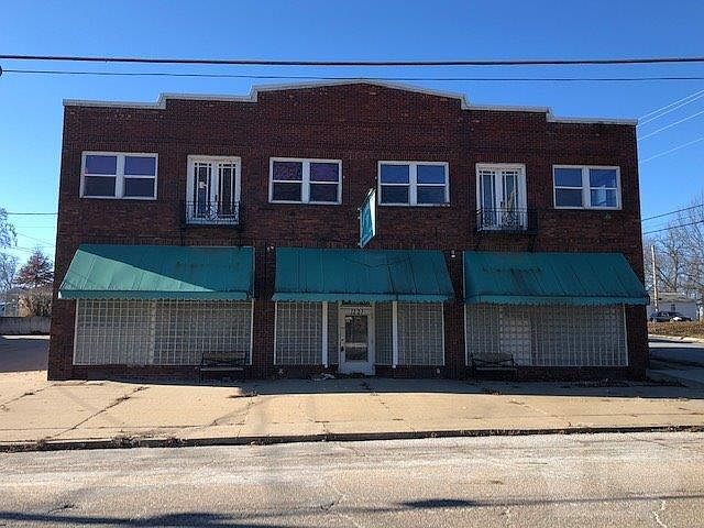 1221 N Court St, Ottumwa, IA 52501 | Zillow