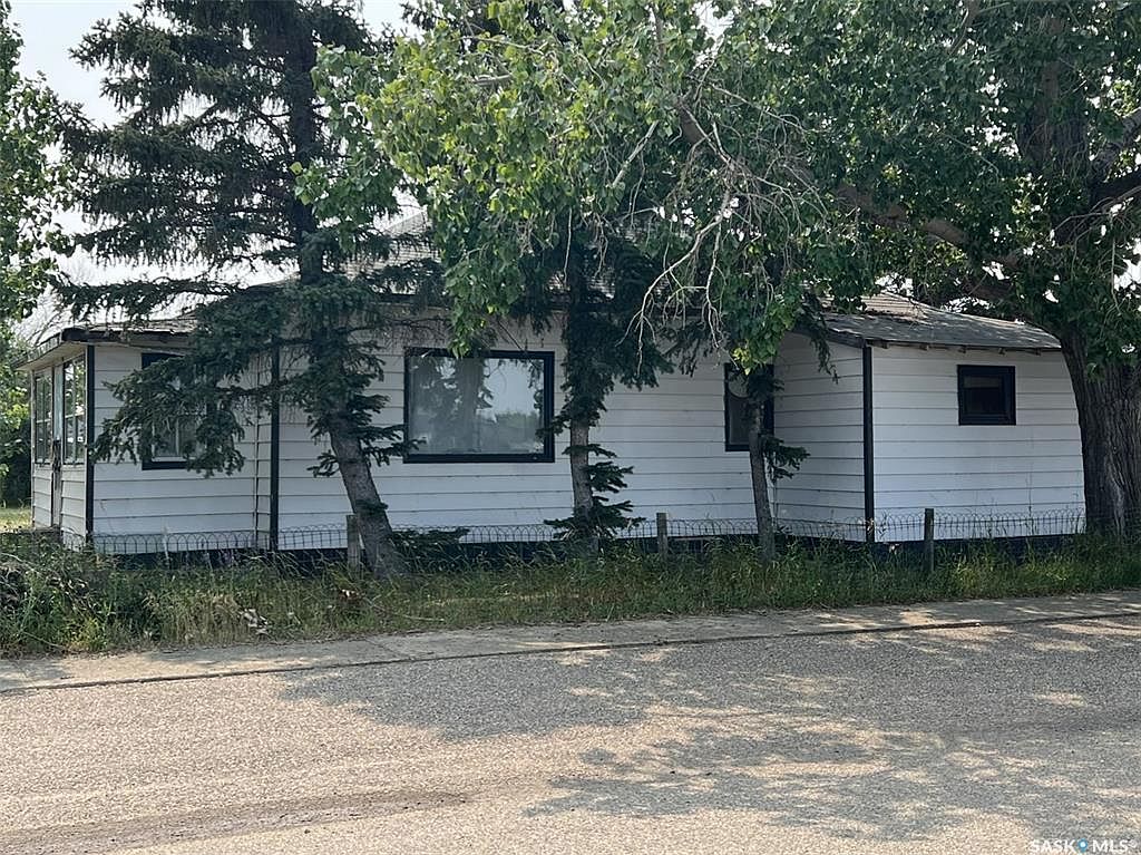 905 Railway AVENUE, Burstall, SK S0N 0H0 | MLS #SK979659 | Zillow