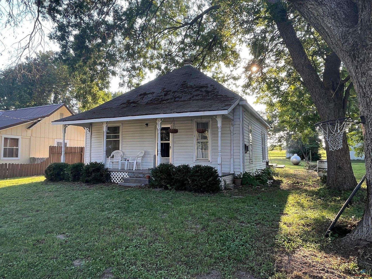 305 S 7th St, Deepwater, MO 64740 | Zillow