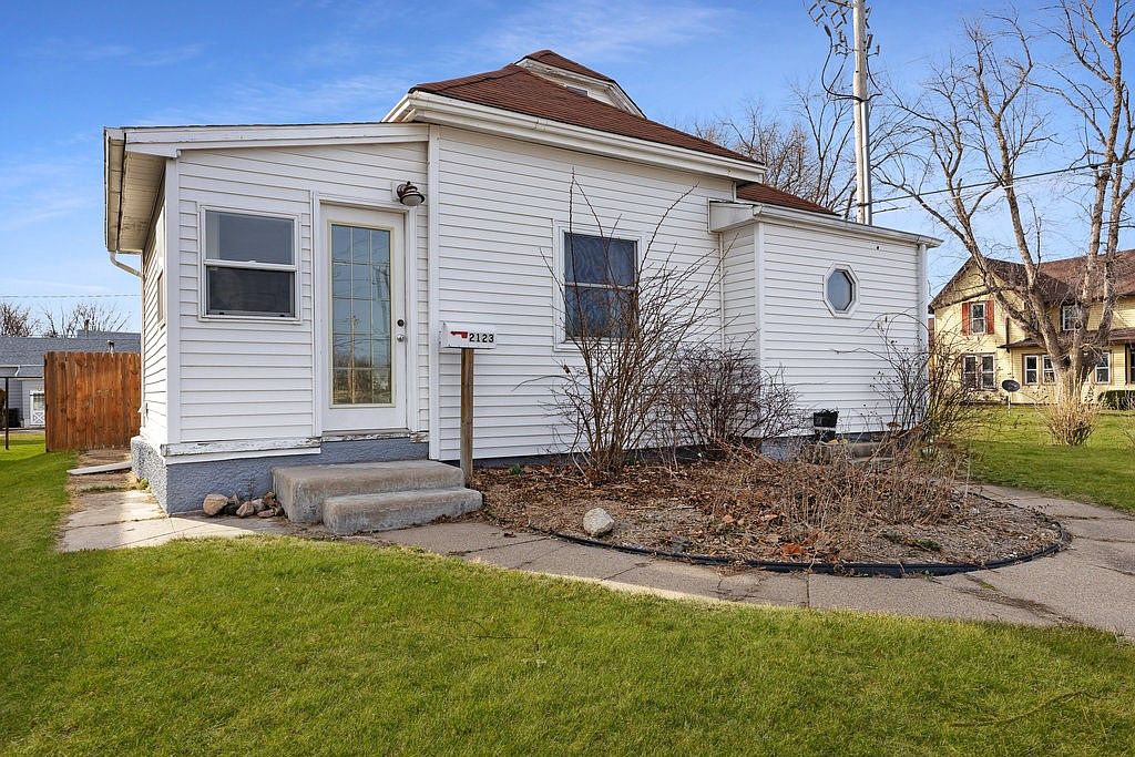 2123 1st Ave, Perry, IA 50220 | Zillow
