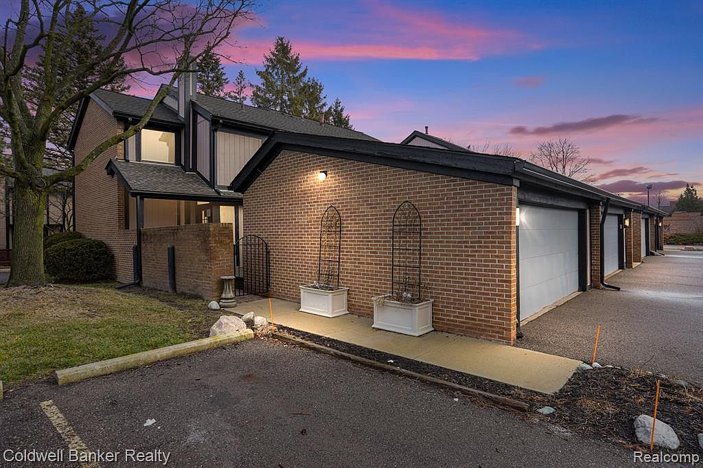 5220 Brett Ct, West Bloomfield, MI 48322 | Zillow