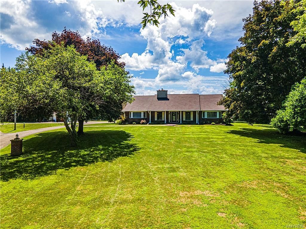 1113 Sturgeon Point Rd, Derby, NY 14047 | Zillow