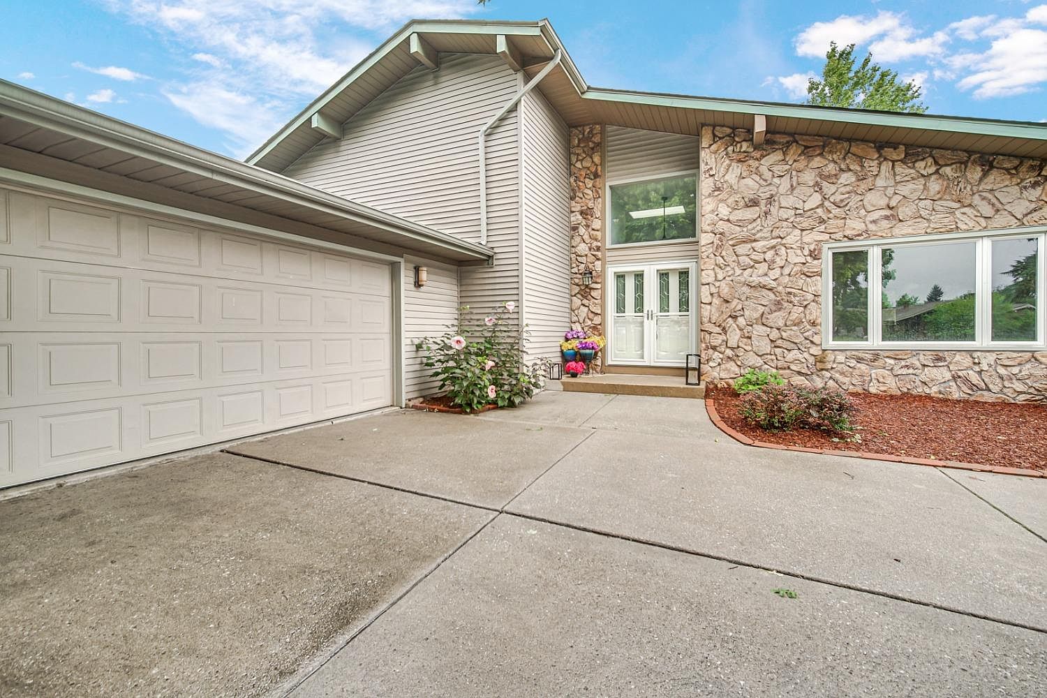 1311 Tamarack Dr, Munster, IN 46321 | MLS #537365 | Zillow