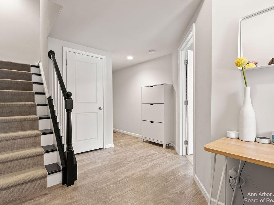 2743 S Spurway Dr, Ann Arbor, MI 48105 | Zillow