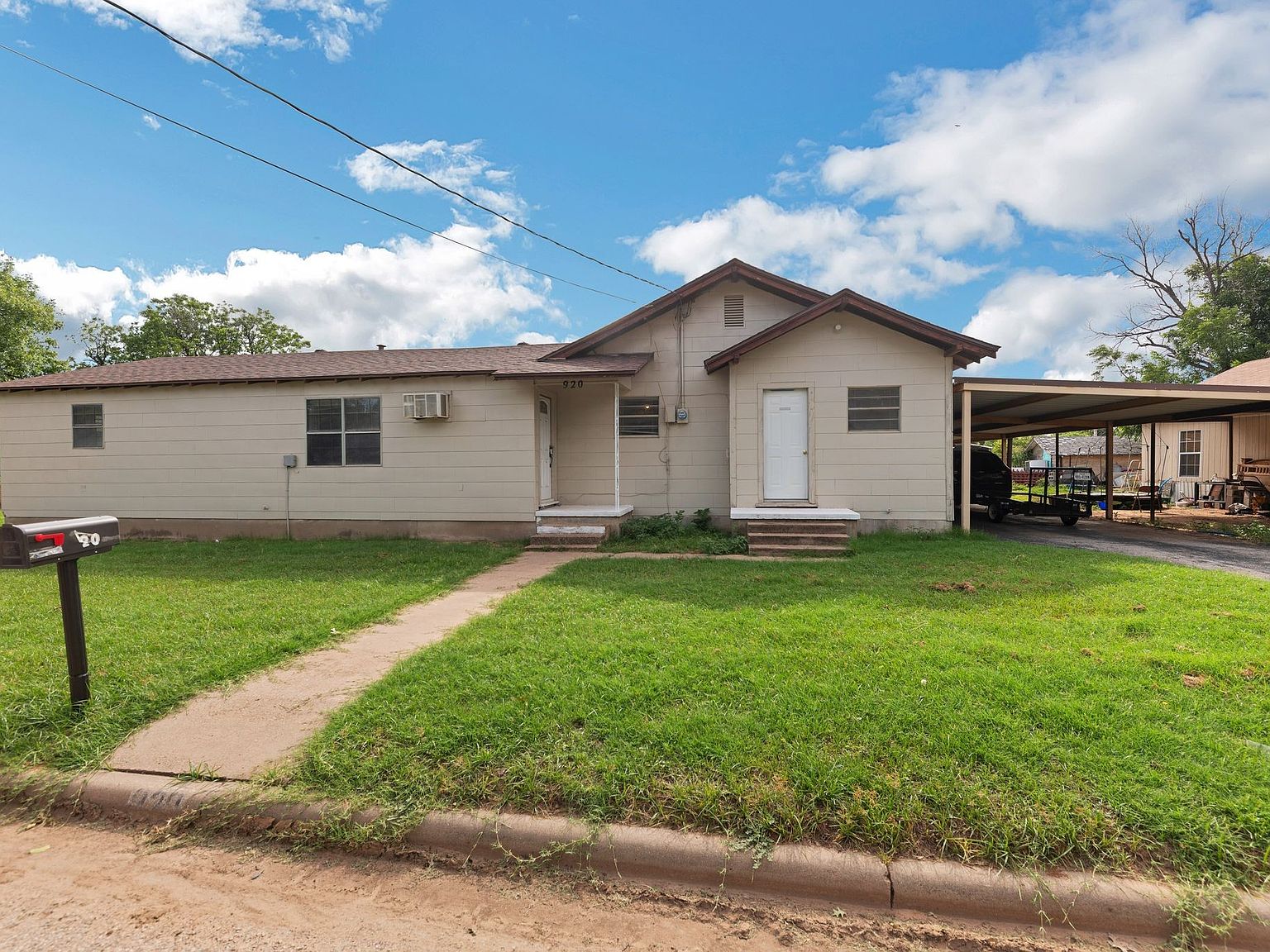 920 N 3rd Ave, Munday, TX 76371 | Zillow