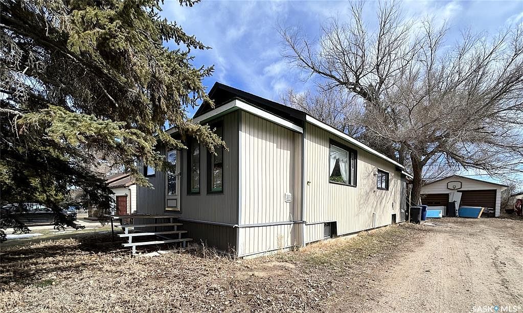625 Maharg AVENUE, Burstall, SK S0N 0H0 | MLS #SK999746 | Zillow