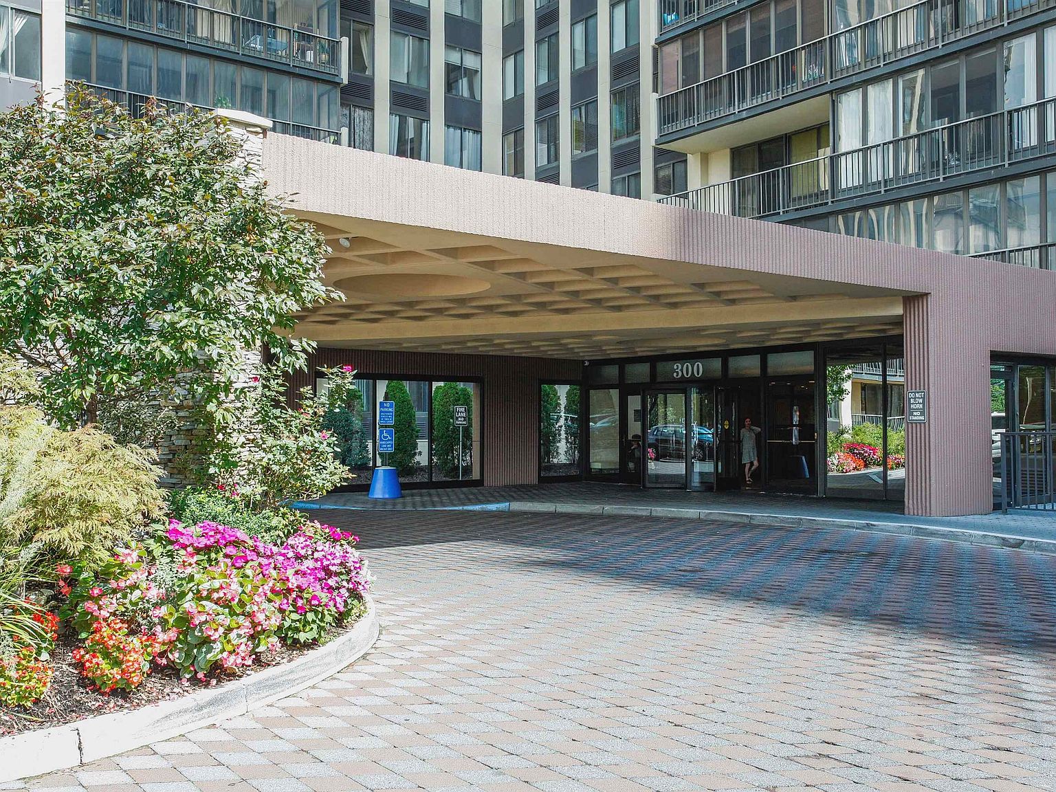 300 Winston Dr APT 421, Cliffside Park, NJ 07010 | MLS #230017489 | Zillow