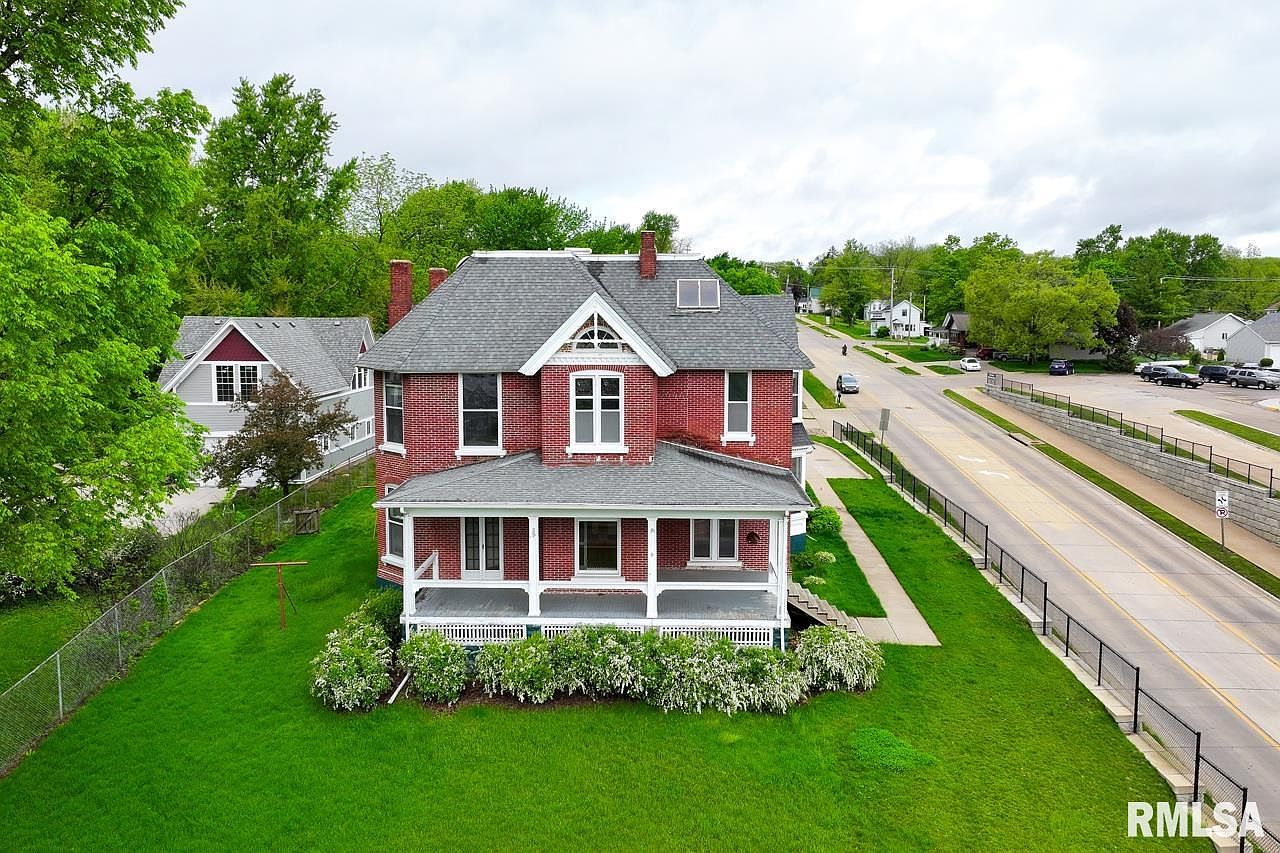 321 19th Ave N, Clinton, IA 52732 | Zillow