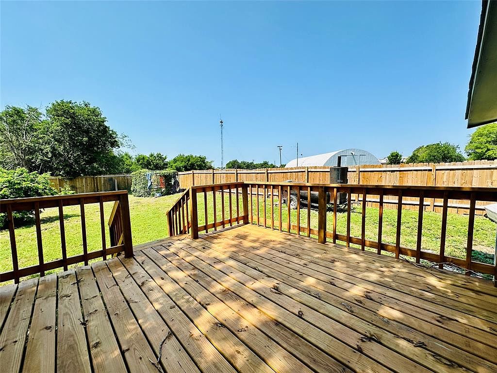 702 E 2nd St, Taylor, TX 76574 | MLS #4379985 | Zillow