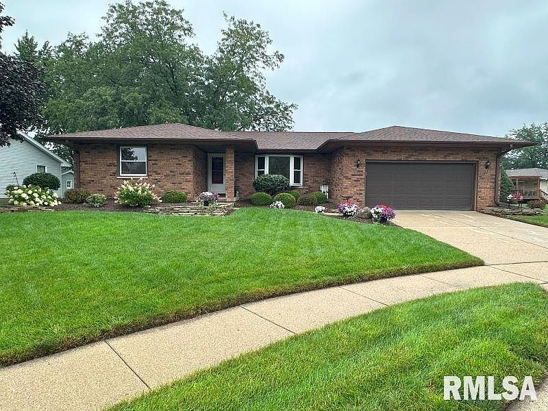 1308 Maple Wood Ct, De Witt, IA 52742 | Zillow