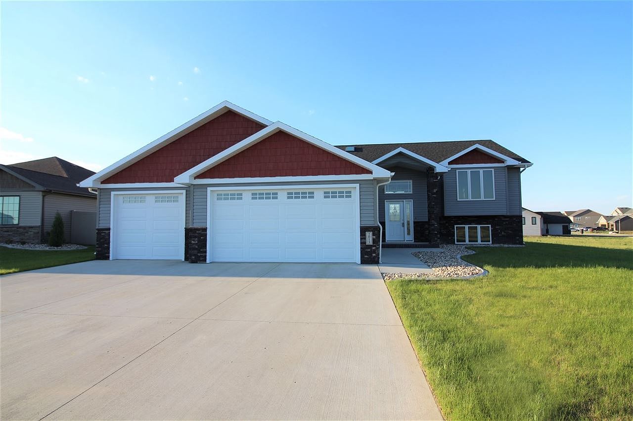 2013 Valley Bluffs Dr, Minot, ND 58701 | Zillow