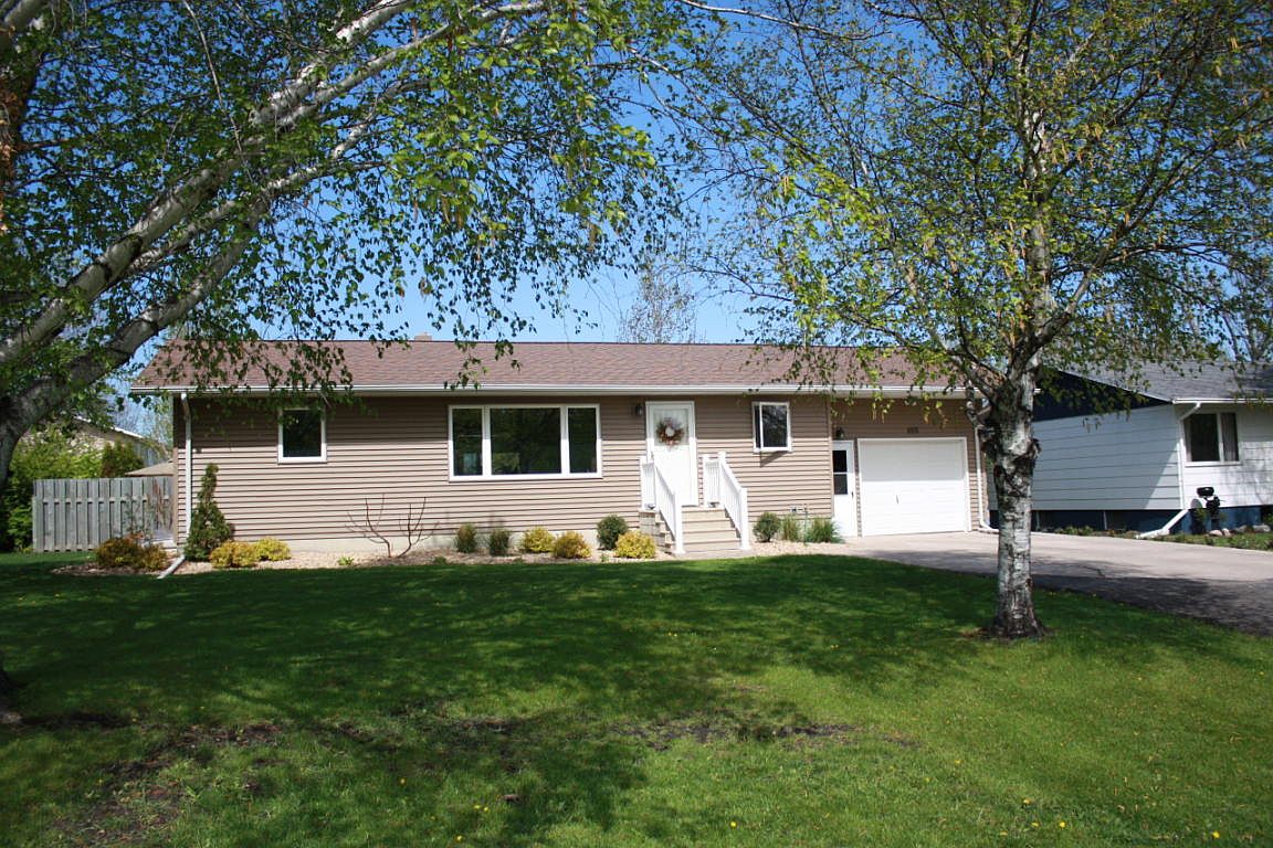 465 S 3rd St, Pembina, ND 58271 | Zillow