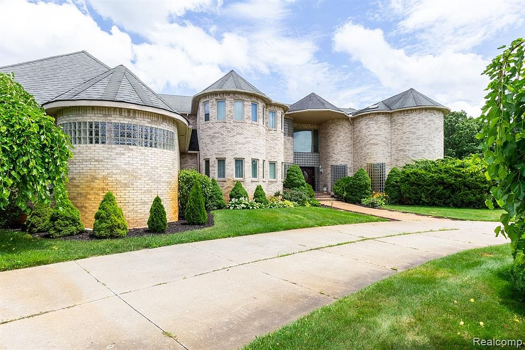 1126 Hunter Ct, Milford, MI 48381 | MLS #20230056396 | Zillow