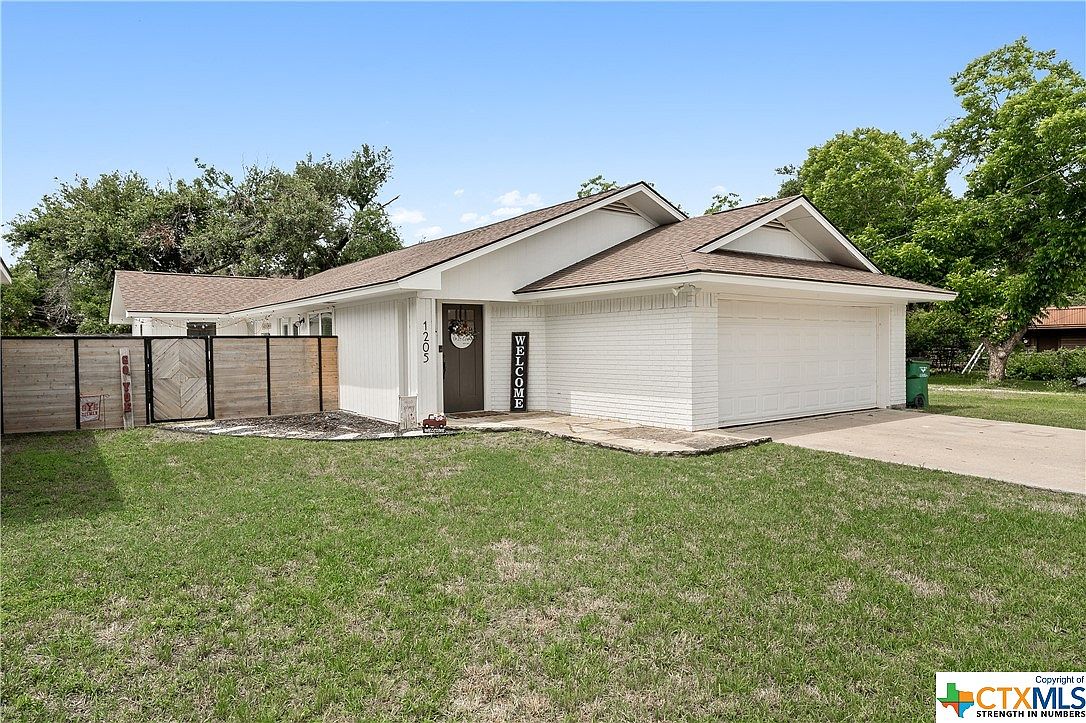 1205 E 16th St, Cameron, TX 76520 | Zillow