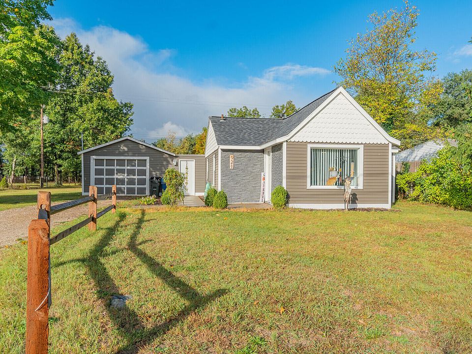 921 Chandler St, Muskegon, MI 49442 | Zillow