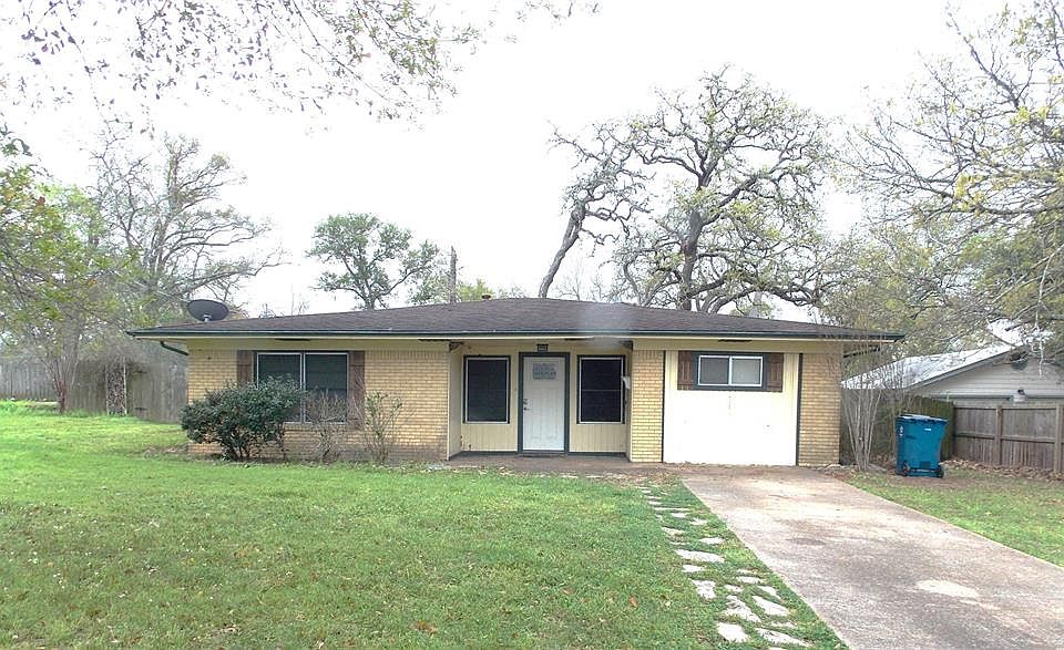635 E Obryant St, Bellville, TX 77418 | MLS #25000975 | Zillow