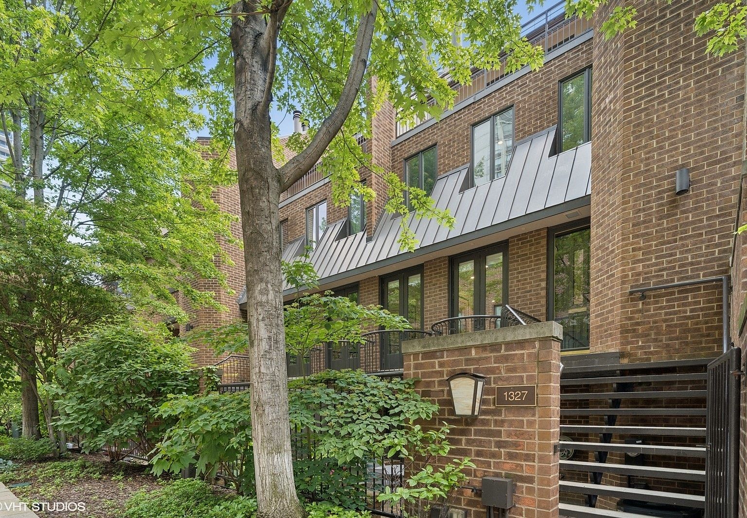 1327 N Sutton Pl, Chicago, IL 60610 | Zillow