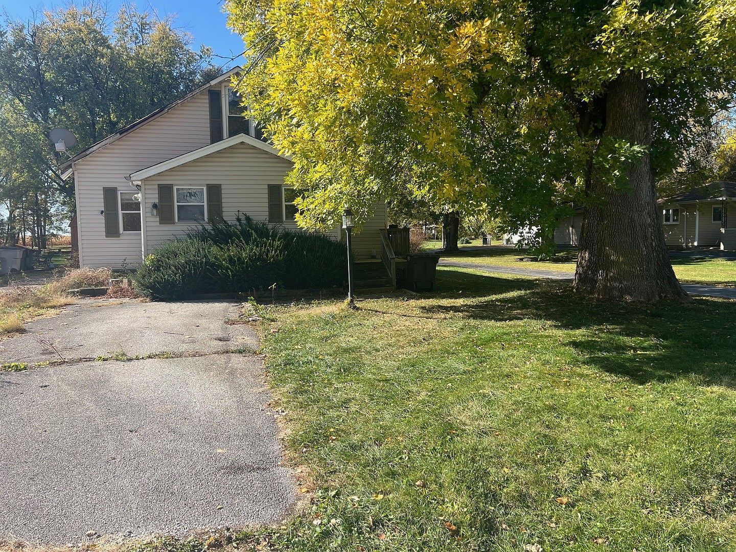 215 E Warren St, Warrensburg, IL 62573 | Zillow