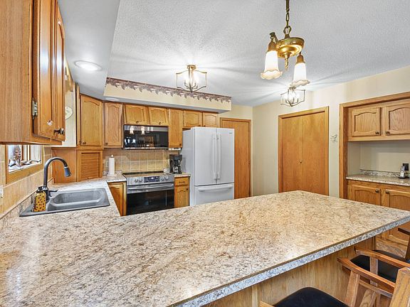 713 Oakwood Dr, Devils Lake, ND 58301 | MLS #11443708 | Zillow