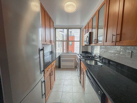154 E 29th St