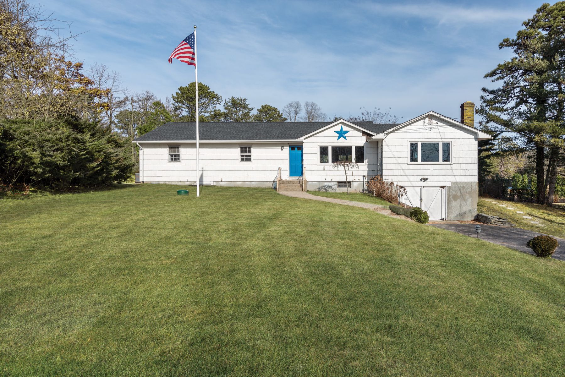 7 Ridge Ln in Hampton Bays | Out East