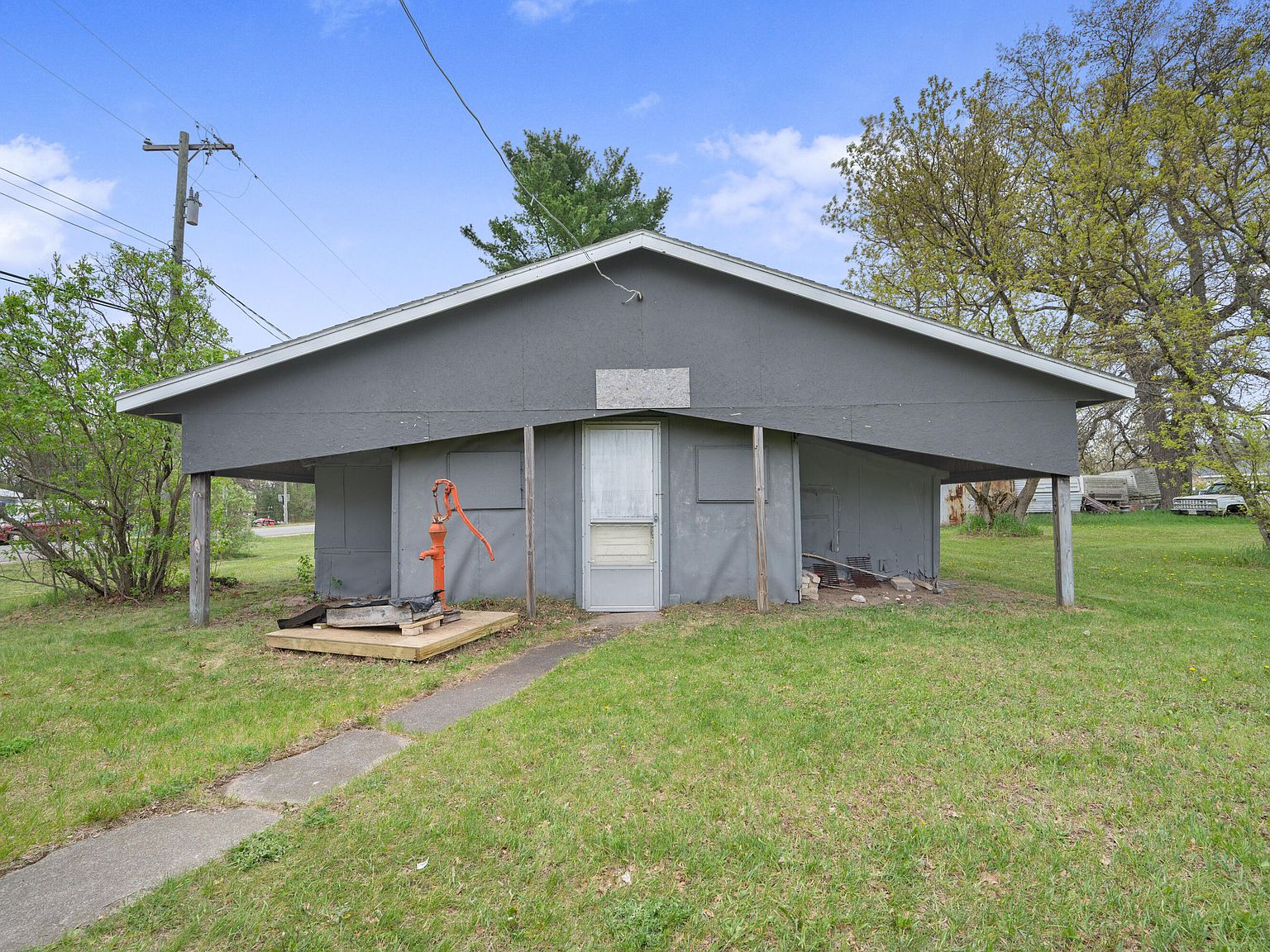 155 N Cook Ave, Harrison, MI 48625 | MLS #25022573 | Zillow