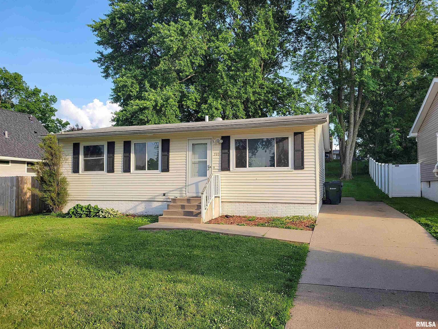 709 W 59th St, Davenport, IA 52806 | Zillow