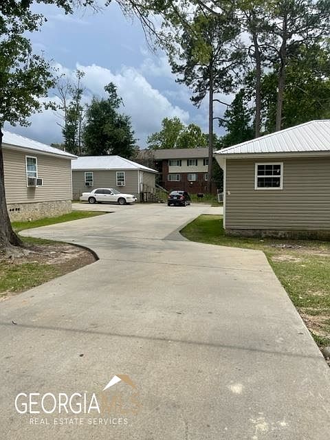 305-319 E James St #AB, Claxton, GA 30417 | MLS #20118638 | Zillow