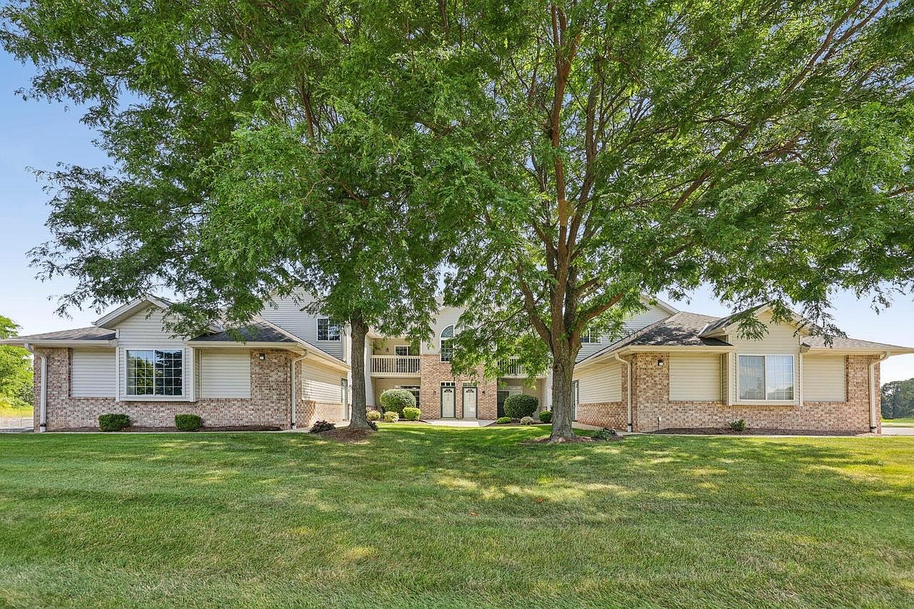 4740 West Maple Leaf CIRCLE, Milwaukee, WI 53220 | Zillow