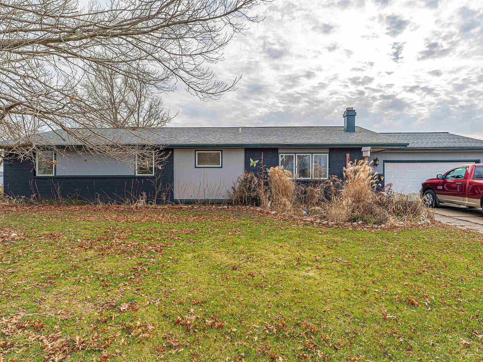 401 W Olive St, Chestnut, IL 62518 | Zillow
