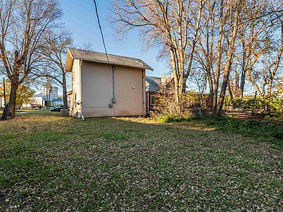 644 N Santa Fe St, Augusta, KS 67010 | Zillow