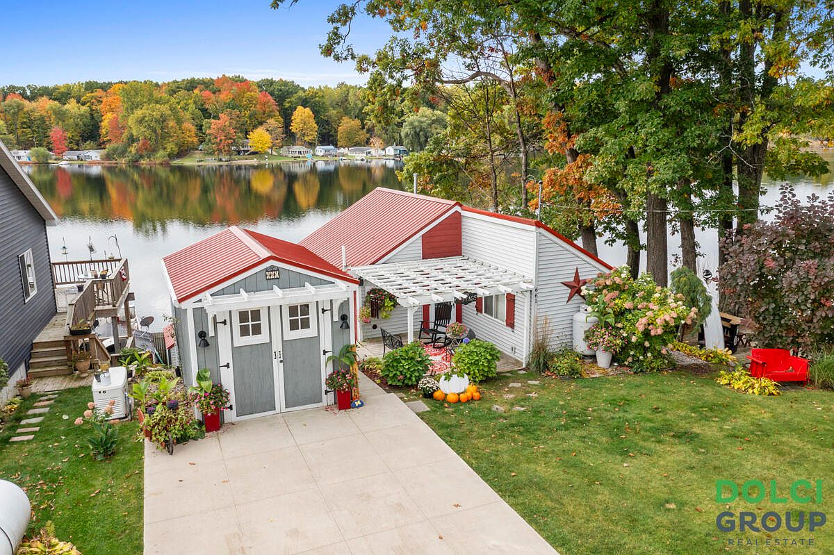 661 Lake Dr, Six Lakes, MI 48886 | Zillow