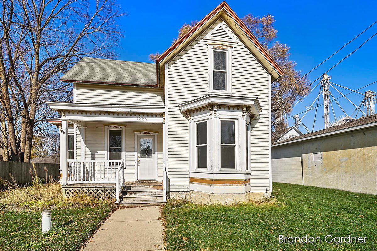 1229 Rosewood Ave, Moline, MI 49335 | Zillow
