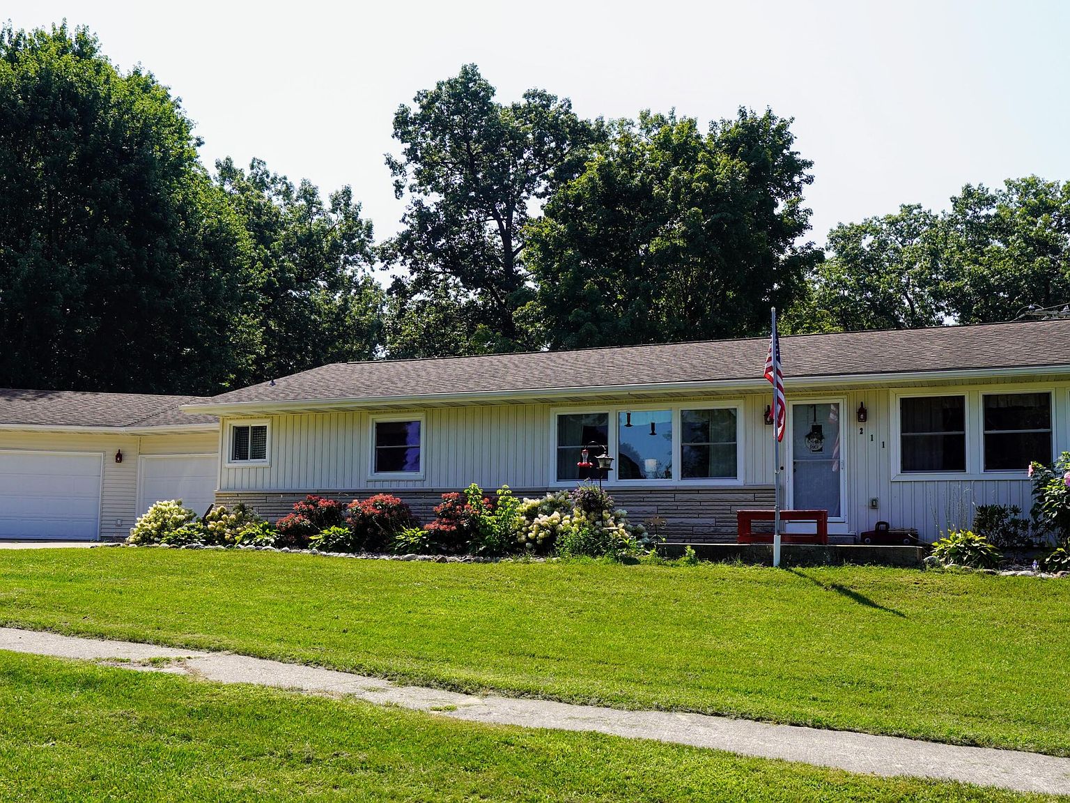 211 Pine St Decatur Mi 49045 Zillow
