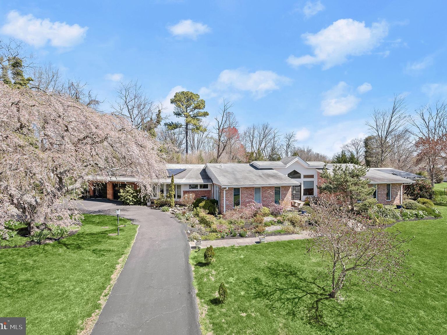 9111 Cherbourg Dr, Potomac, MD 20854 | MLS #MDMC2090784 | Zillow