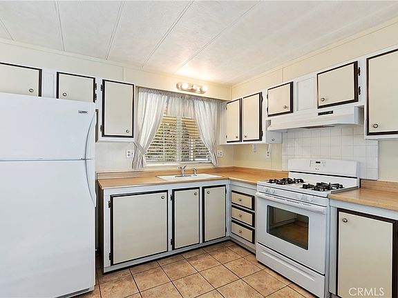 7484 Kickapoo Trl, Yucca Valley, CA 92284 | MLS #OC23051366 | Zillow