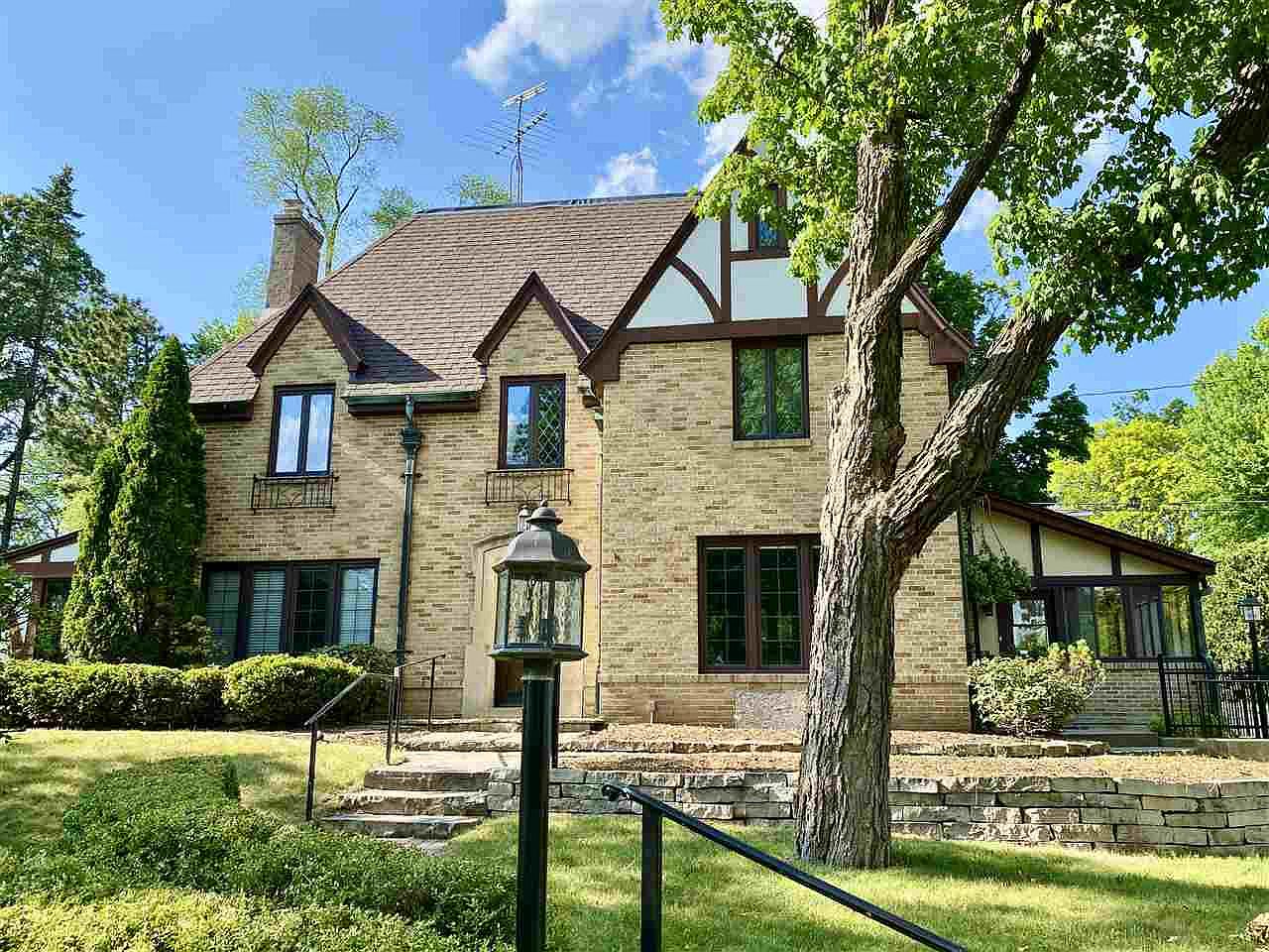 911 W Conant St, Portage, WI 53901 | Zillow