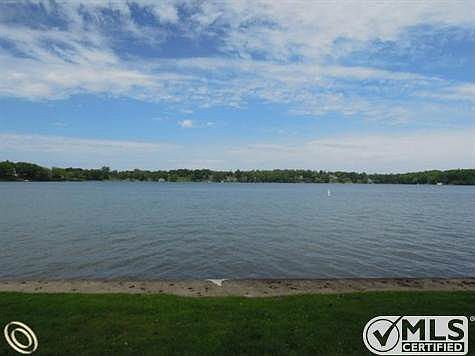 2050 Lake Angelus Shrs, Lake Angelus, MI 48326 | Zillow