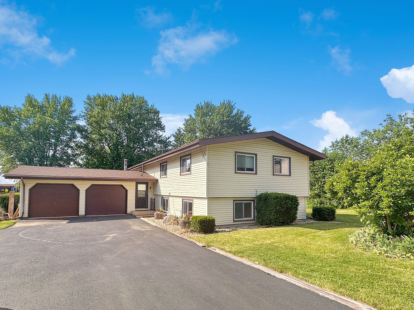312 Church Ct, Dakota, IL 61018 | Zillow