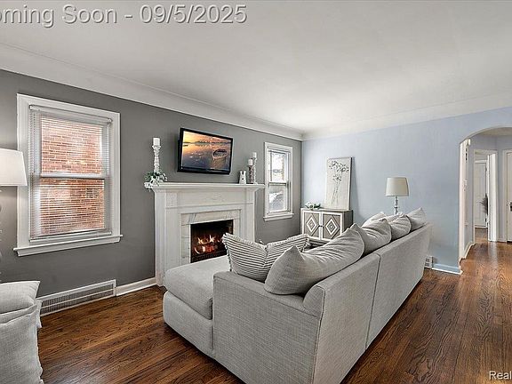 2151 Hawthorne Rd, Grosse Pointe Woods, MI 48236 | MLS #20251032572 ...