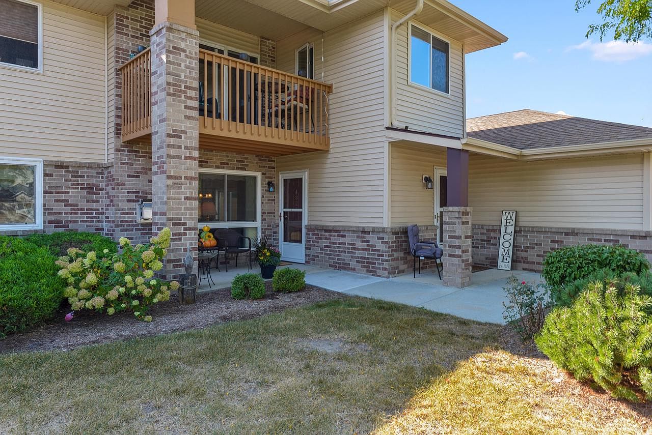 4827 West Maple Leaf CIRCLE, Milwaukee, WI 53220 | Zillow