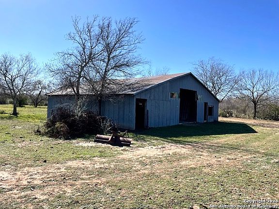 186 CR 7716, Devine, TX 78016 | MLS #1747851 | Zillow