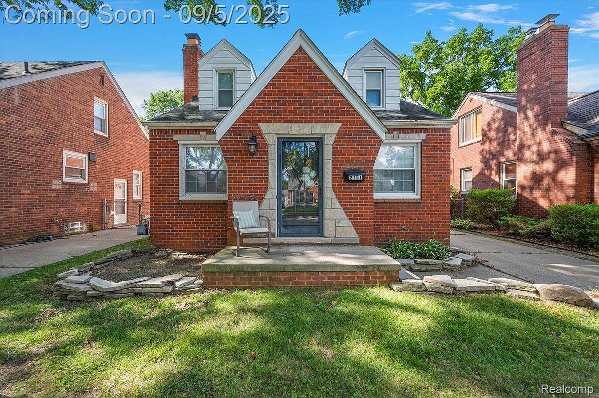 2151 Hawthorne Rd, Grosse Pointe Woods, MI 48236 | Zillow
