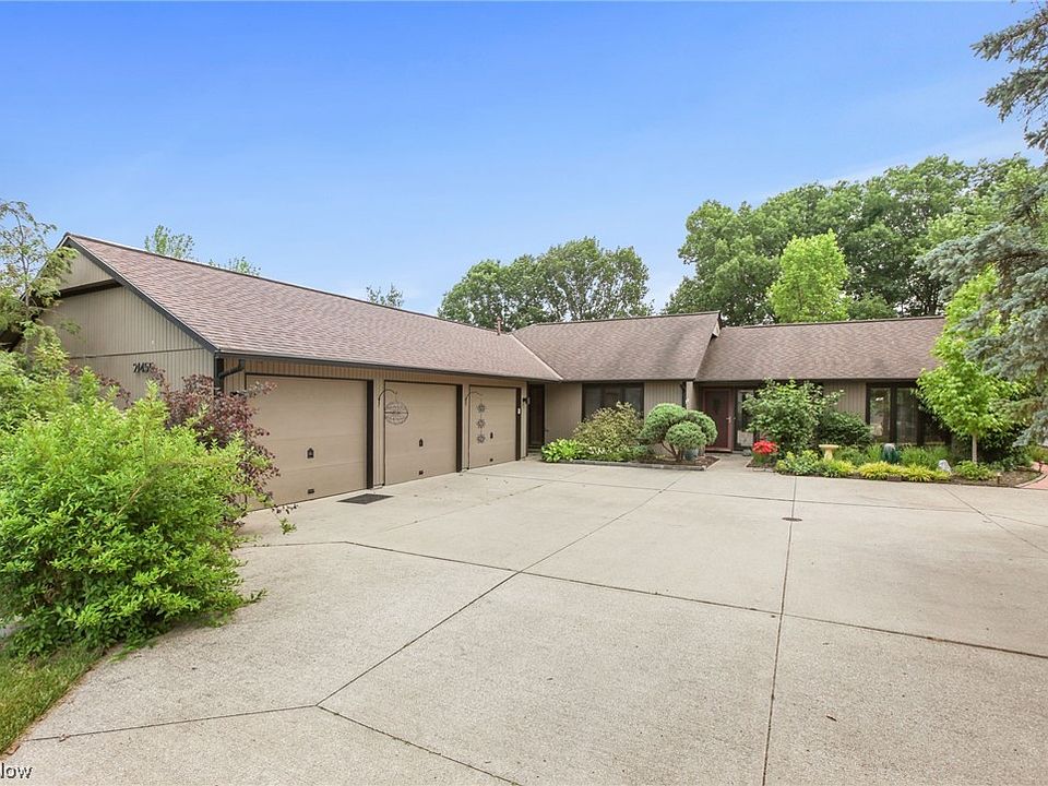 21455 Meadows Edge Ln, Strongsville, OH 44136 | Zillow